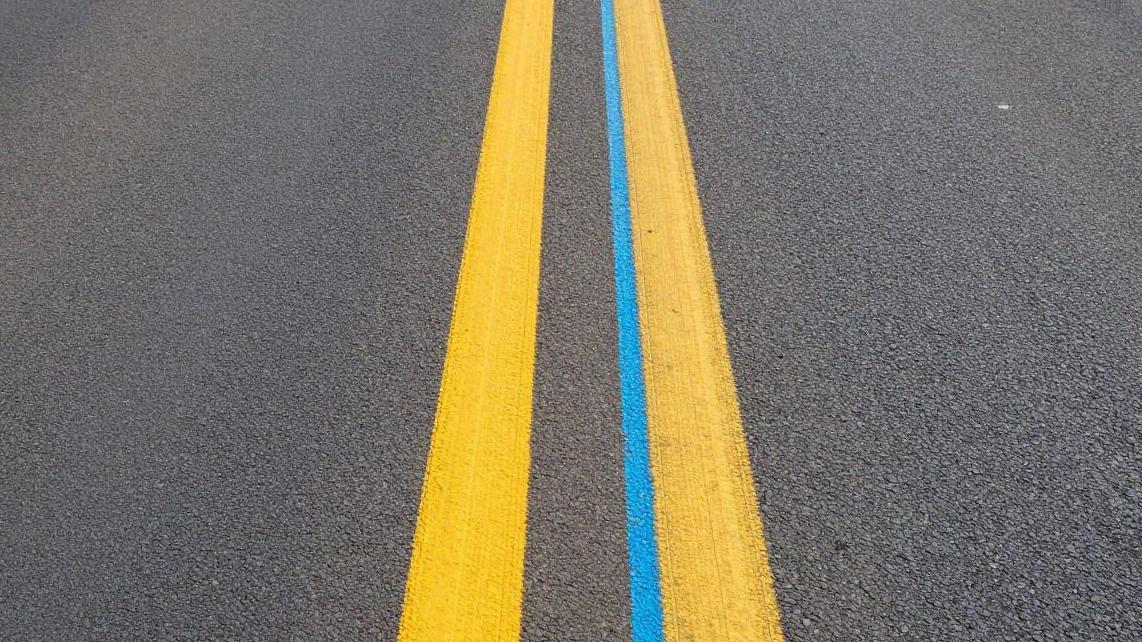 Road signaling: the blue line appearing on American roads hides a ...